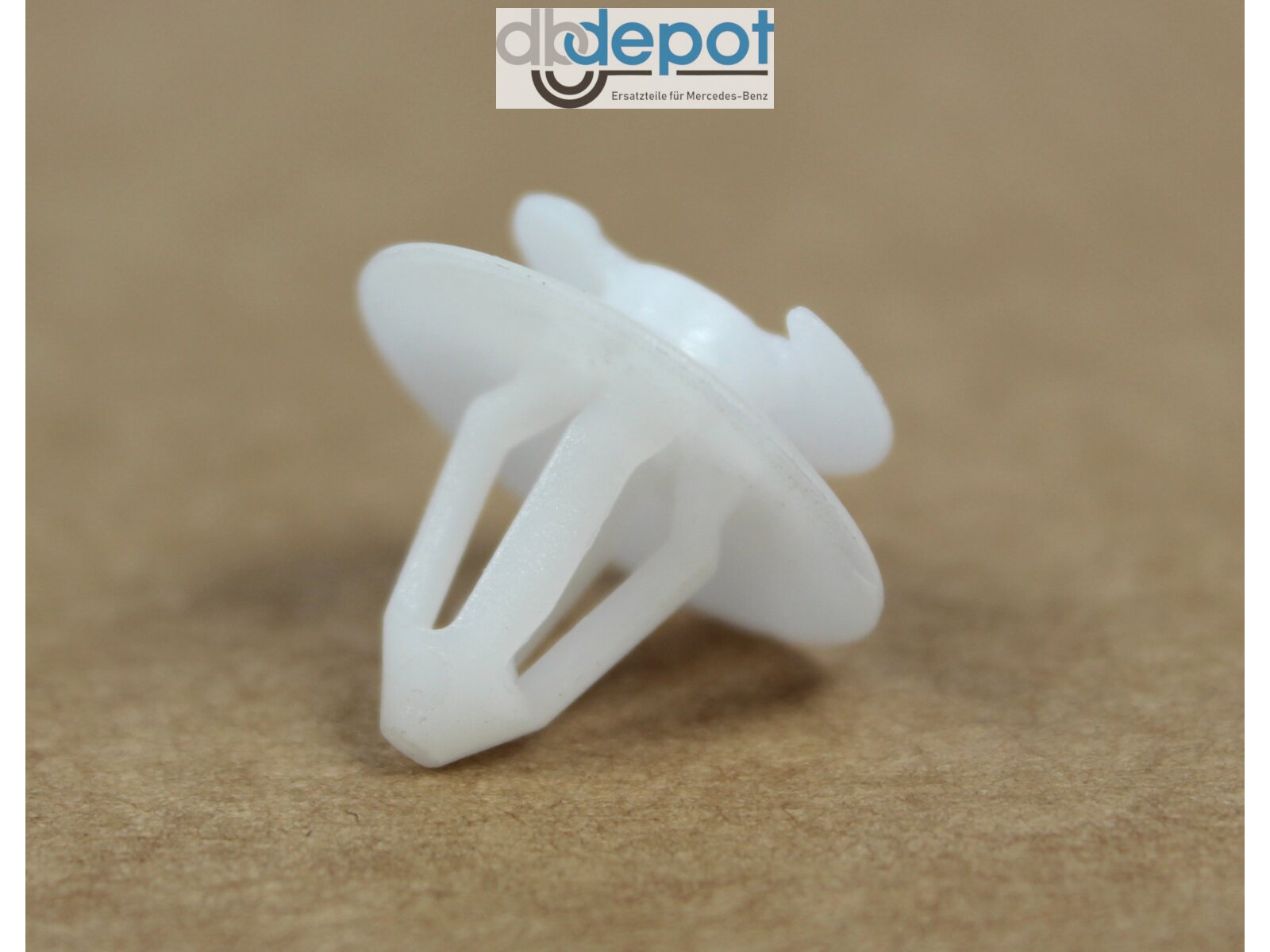 Clip de plástico para el panel lateral 0039884178 para